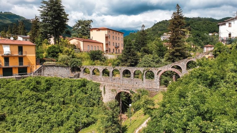 Antico acquedotto Barga, una bellissima struttura nel verde - Italia Ignota