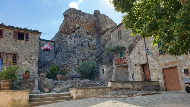 Roccatederighi il borgo sullo sperone roccioso - Italia Ignota