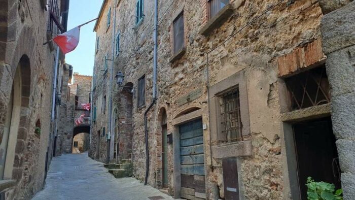 Roccatederighi il borgo sullo sperone roccioso - Italia Ignota