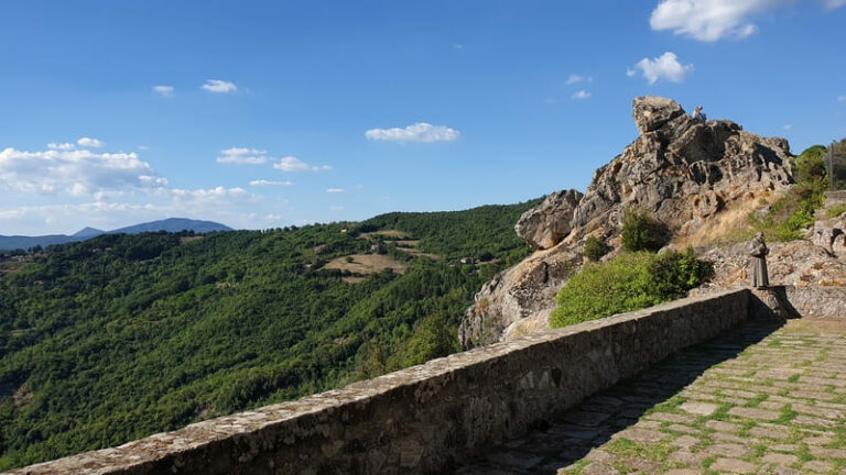 Roccatederighi il borgo sullo sperone roccioso - Italia Ignota