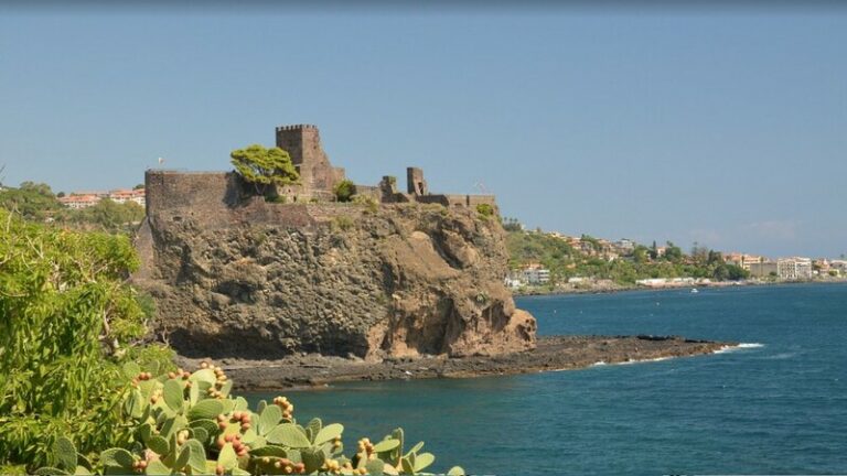 Cosa vedere ad Aci Trezza e Aci Castello: itinerario a piedi - Italia ...