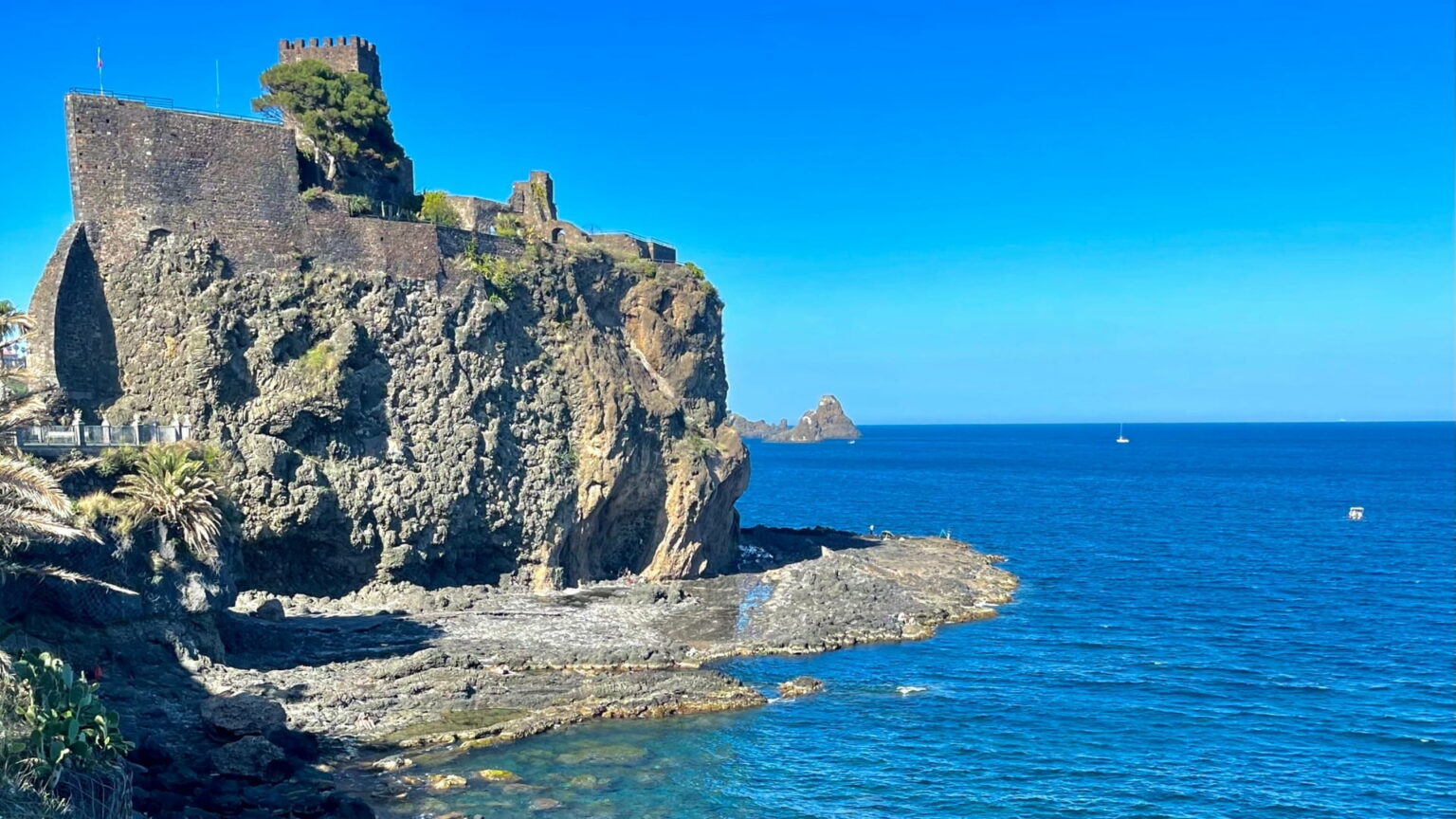 Cosa vedere ad Aci Trezza e Aci Castello: itinerario a piedi - Italia ...