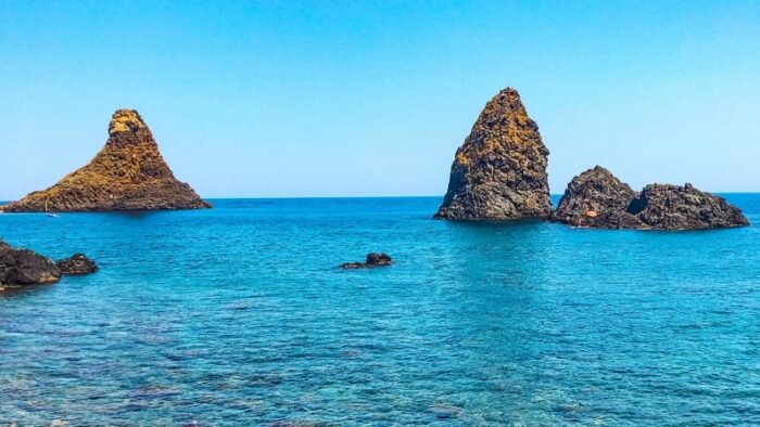 Cosa vedere ad Aci Trezza e Aci Castello: itinerario a piedi - Italia ...