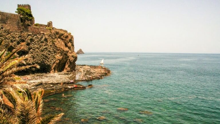 Cosa vedere ad Aci Trezza e Aci Castello: itinerario a piedi - Italia ...