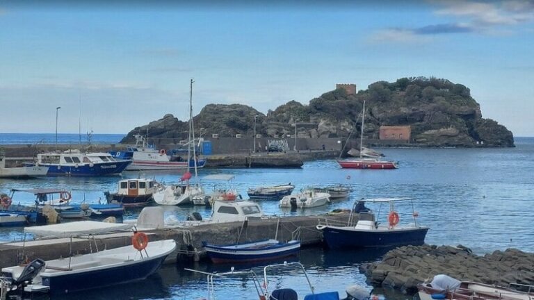 Cosa vedere ad Aci Trezza e Aci Castello: itinerario a piedi - Italia ...